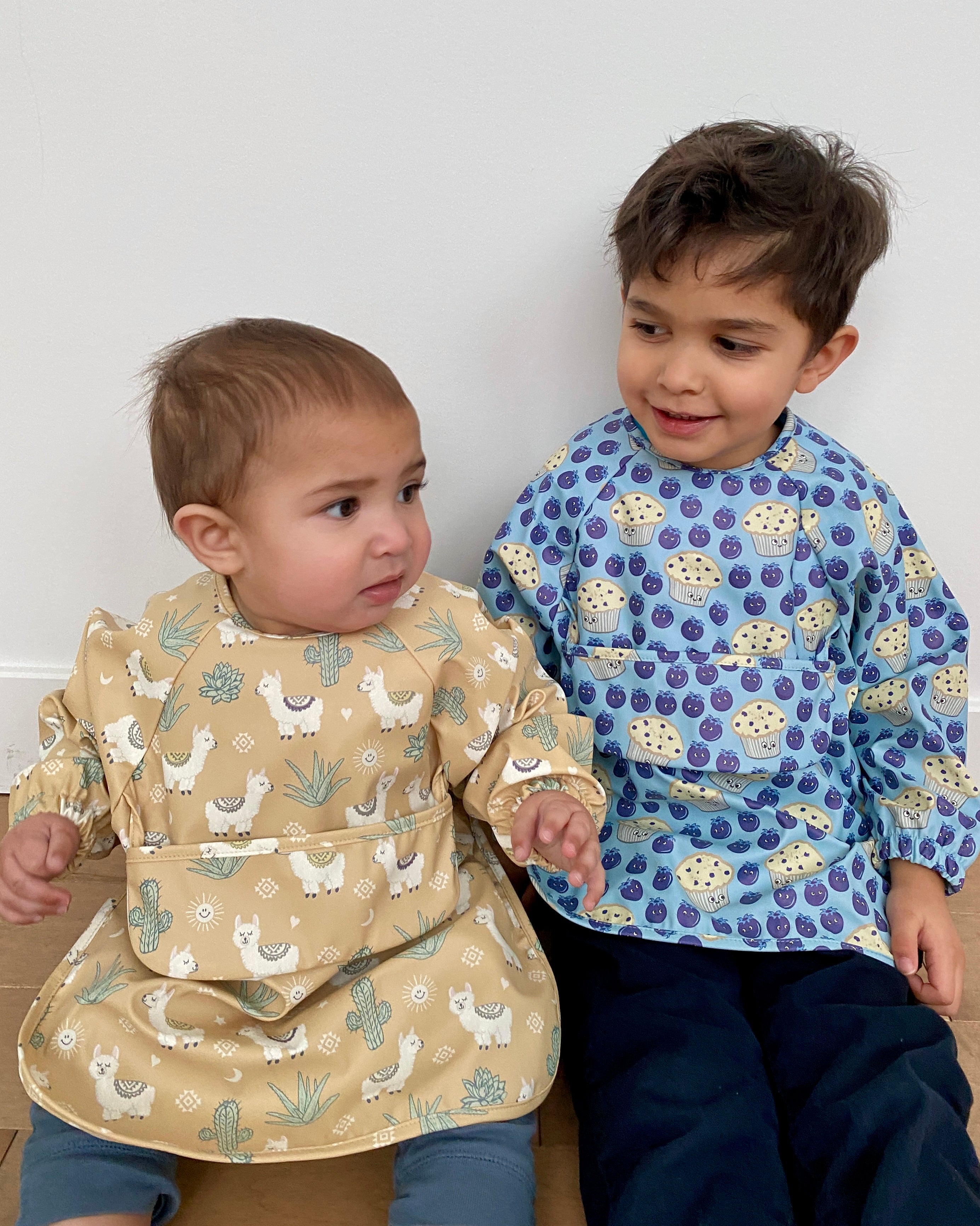 Bavette imperméable à manches longues pour bébé et enfant | Conçues au ...